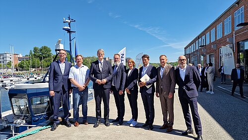 Minister überreicht Förderbescheid für autonome Personenfähre - NaNa online